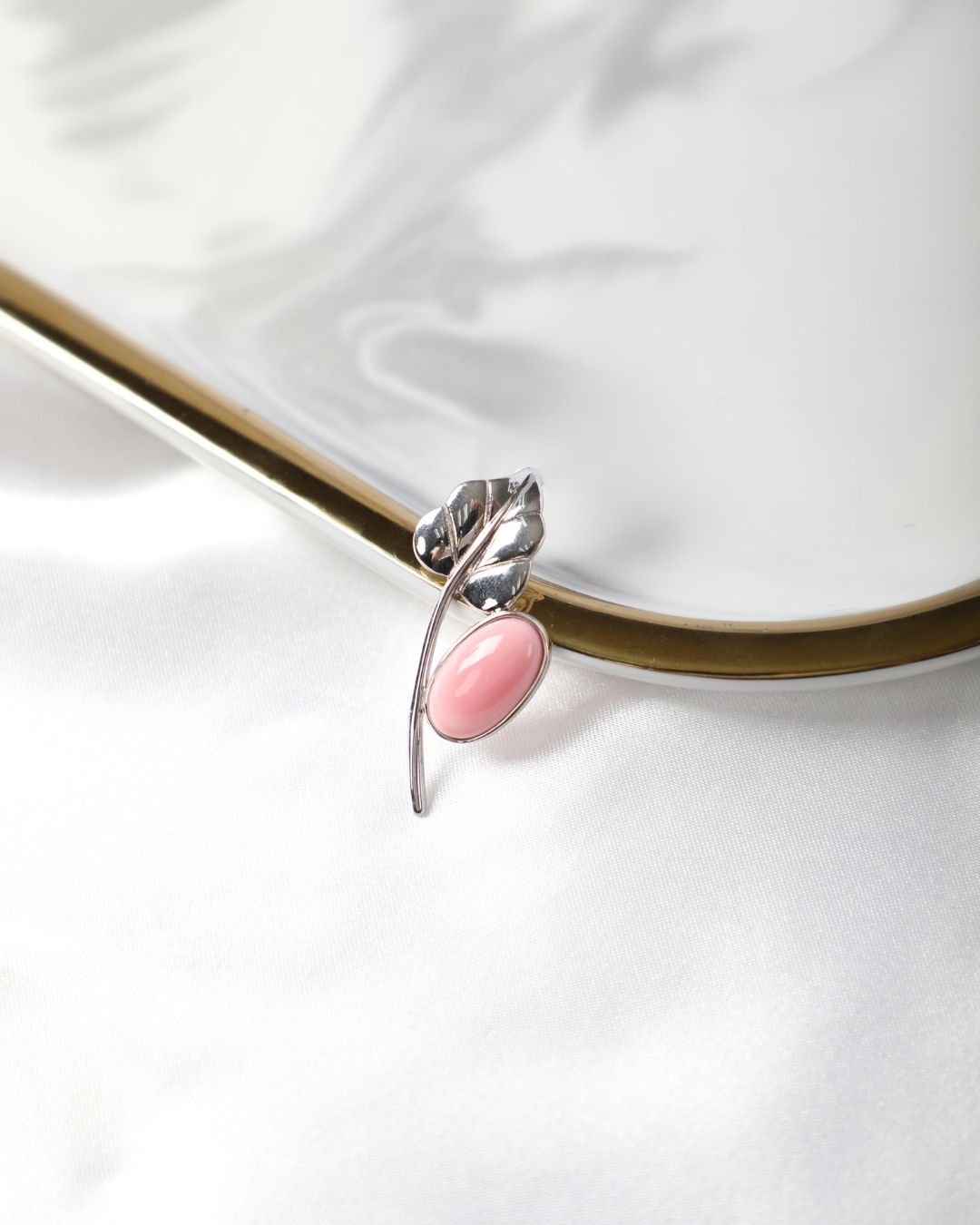 Conch Shell with Leaf Pendant - Tai Chung Jewellery